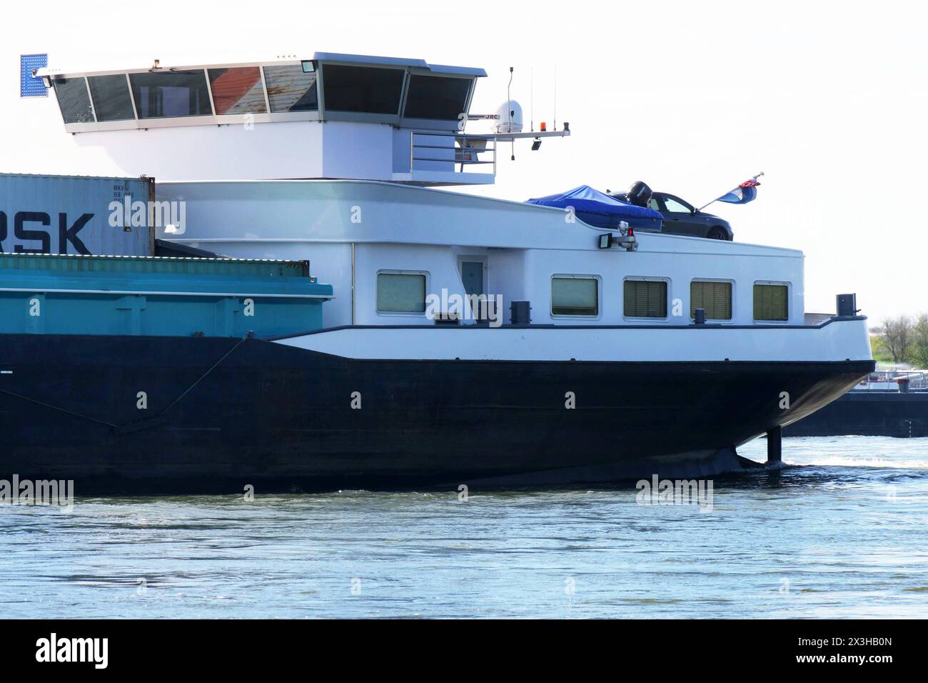 Beobachtungen bei Duisburg-Muendelheim auf Binnenschiffe auf dem Rhein ...