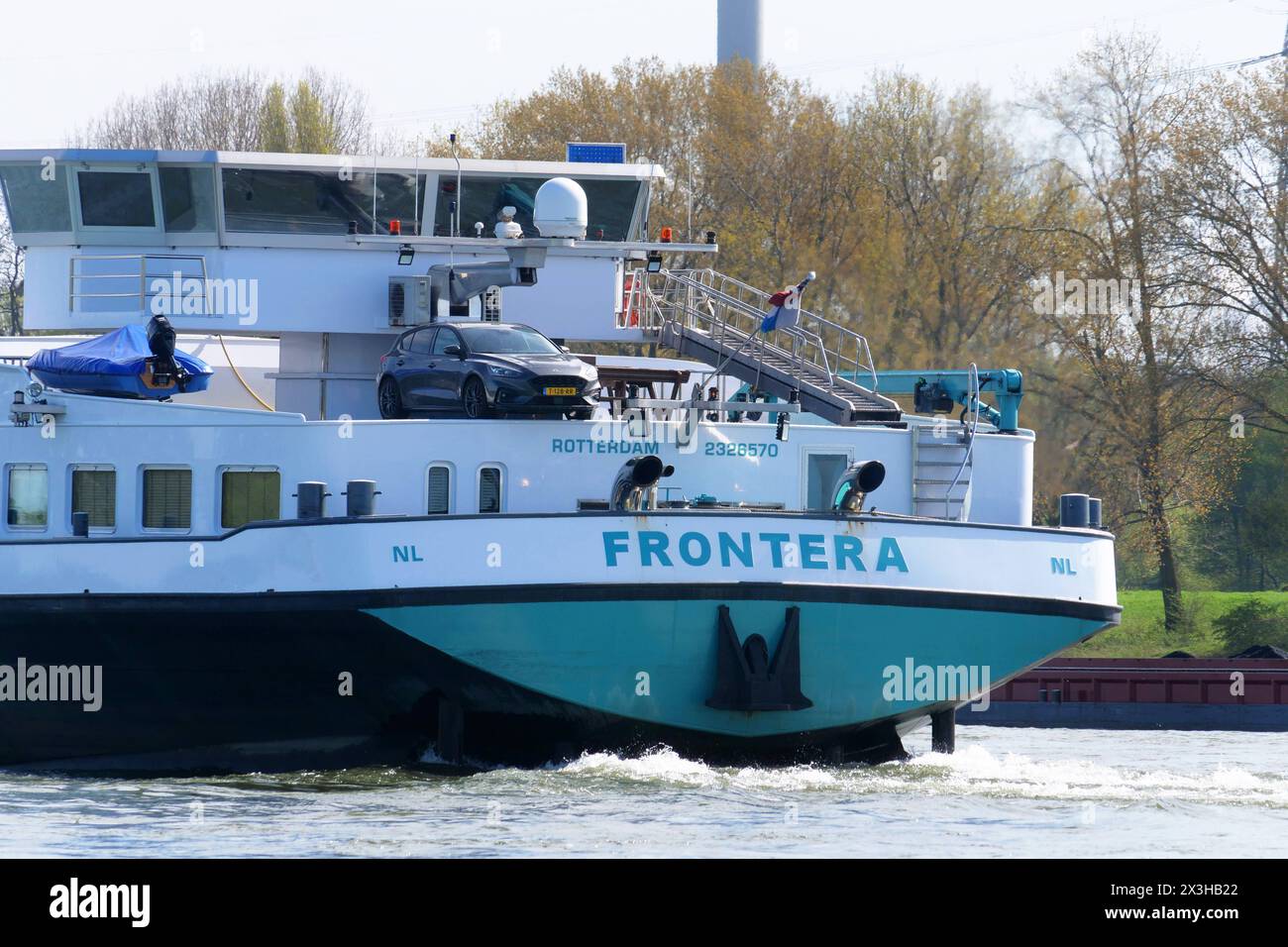 Beobachtungen bei Duisburg-Muendelheim auf Binnenschiffe auf dem Rhein ...