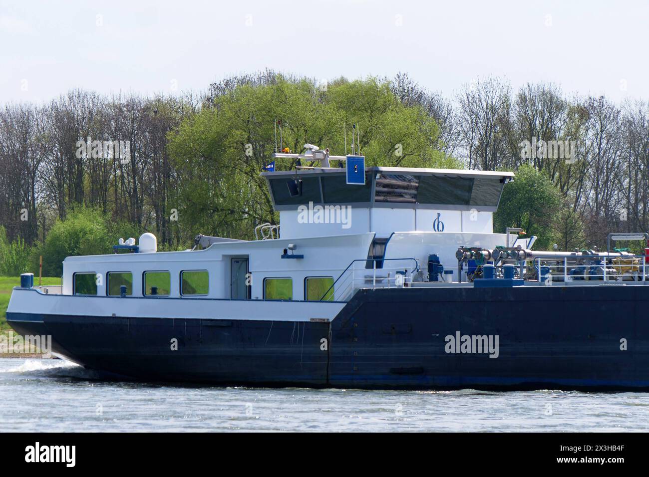 Beobachtungen bei Duisburg-Muendelheim auf Binnenschiffe auf dem Rhein ...