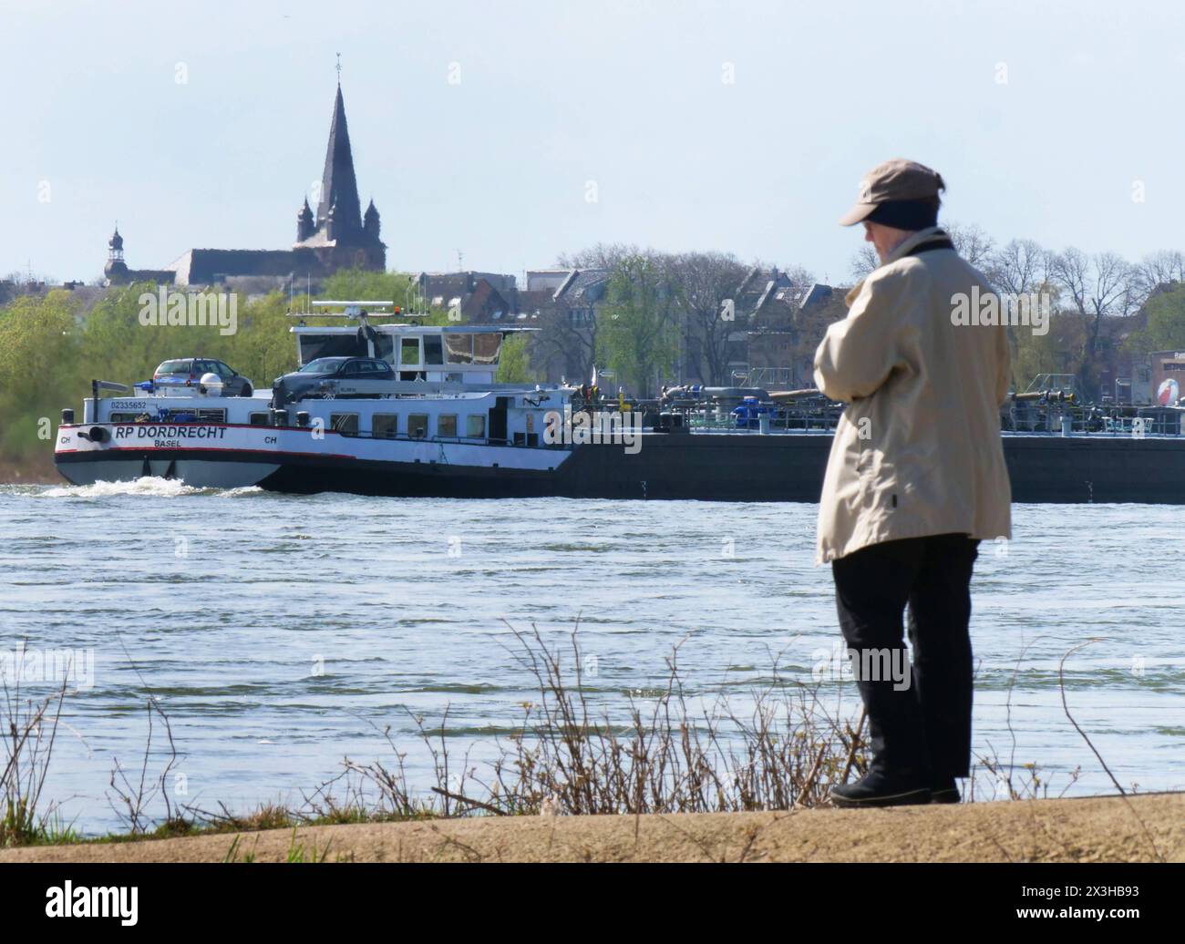 Beobachtungen bei Duisburg-Muendelheim auf Binnenschiffe auf dem Rhein ...