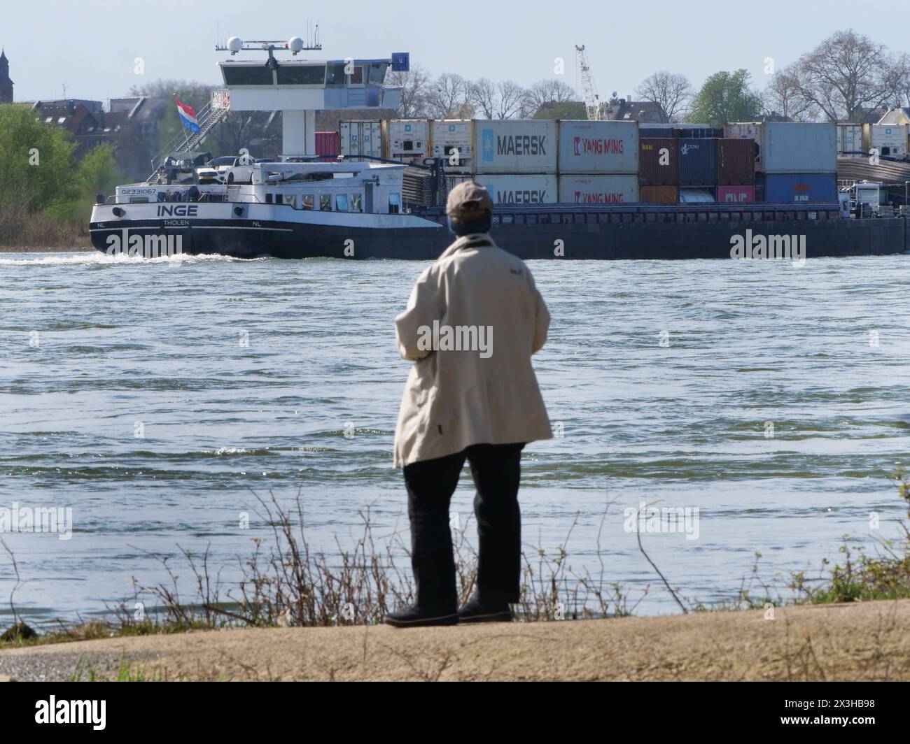 Beobachtungen bei Duisburg-Muendelheim auf Binnenschiffe auf dem Rhein ...