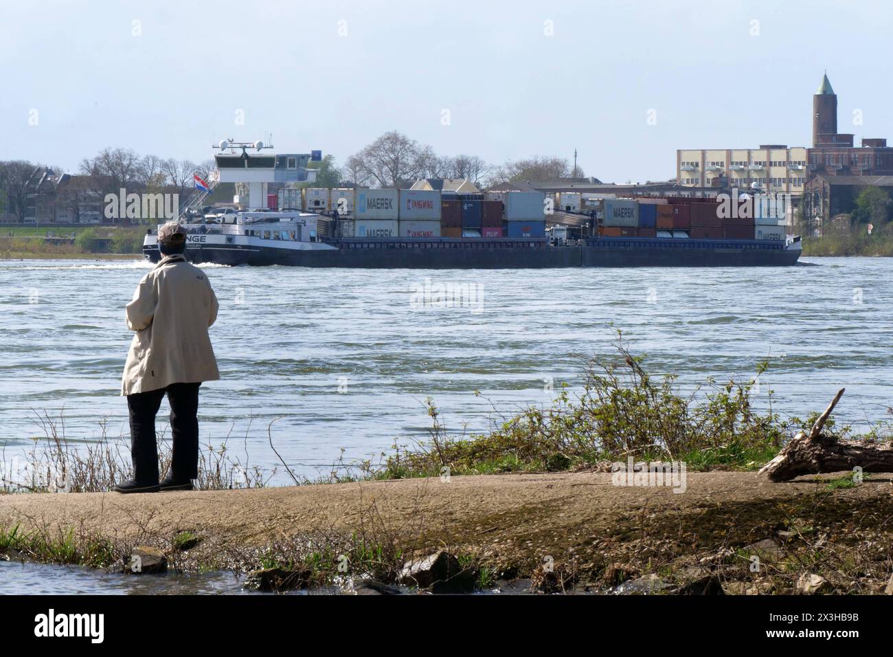 Beobachtungen bei Duisburg-Muendelheim auf Binnenschiffe auf dem Rhein ...