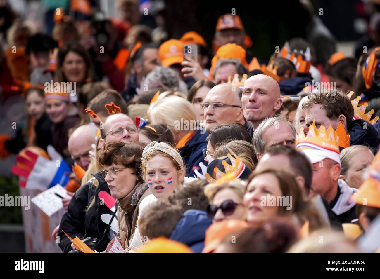 EMMEN - Orange fans have taken a place along the route that the royal ...