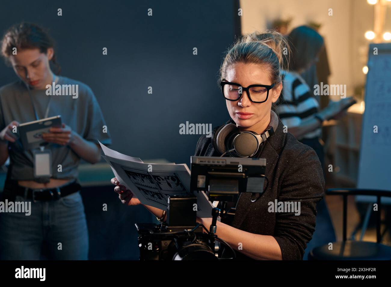 Female cameraman on set hi-res stock photography and images - Alamy