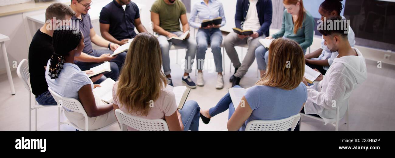 Group reading bible hi-res stock photography and images - Alamy