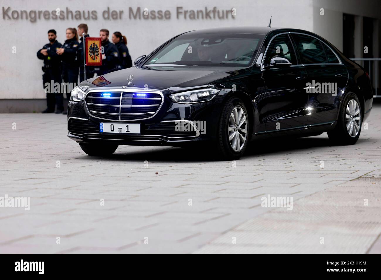 Die Limousine von Bundespräsident Frank-Walter Steinmeier vor dem FAZ ...