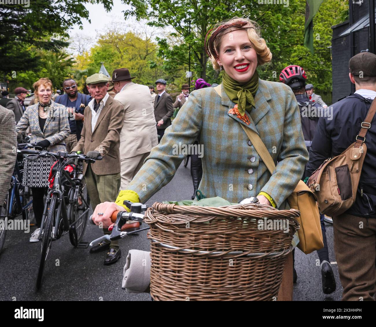 London, UK, 27th April 2024. Participants at the early morning start ...