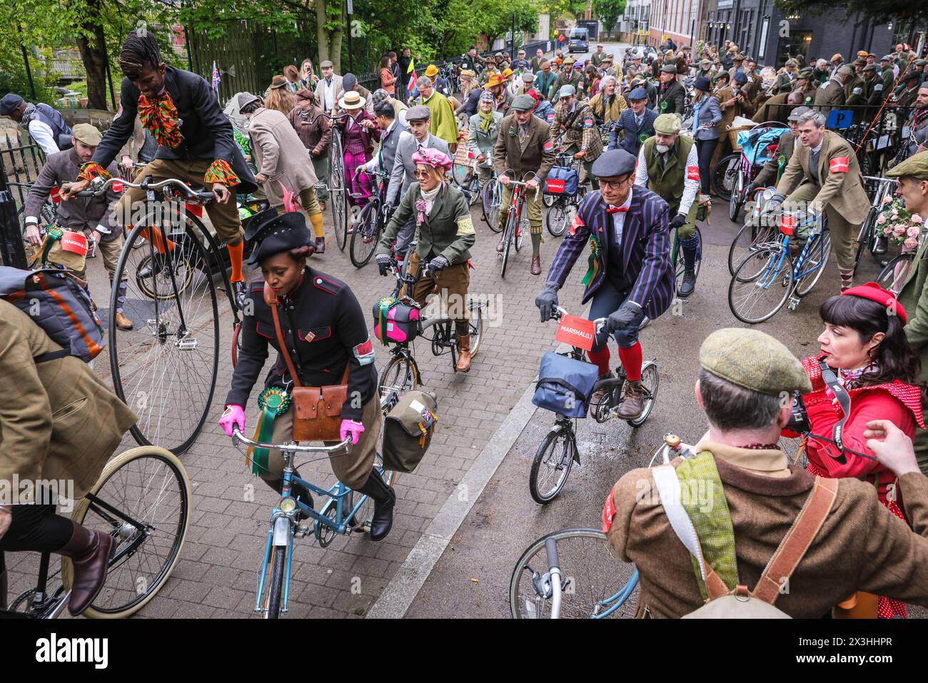 Tweed cyclists ride around london hi-res stock photography and images ...