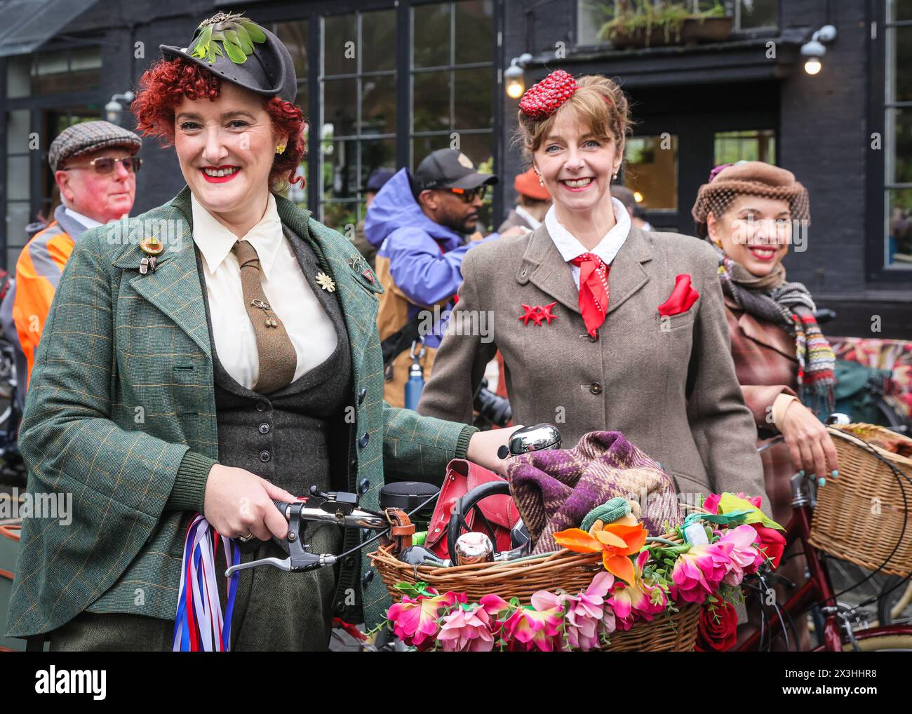 London, UK, 27th April 2024. Participants at the early morning start ...