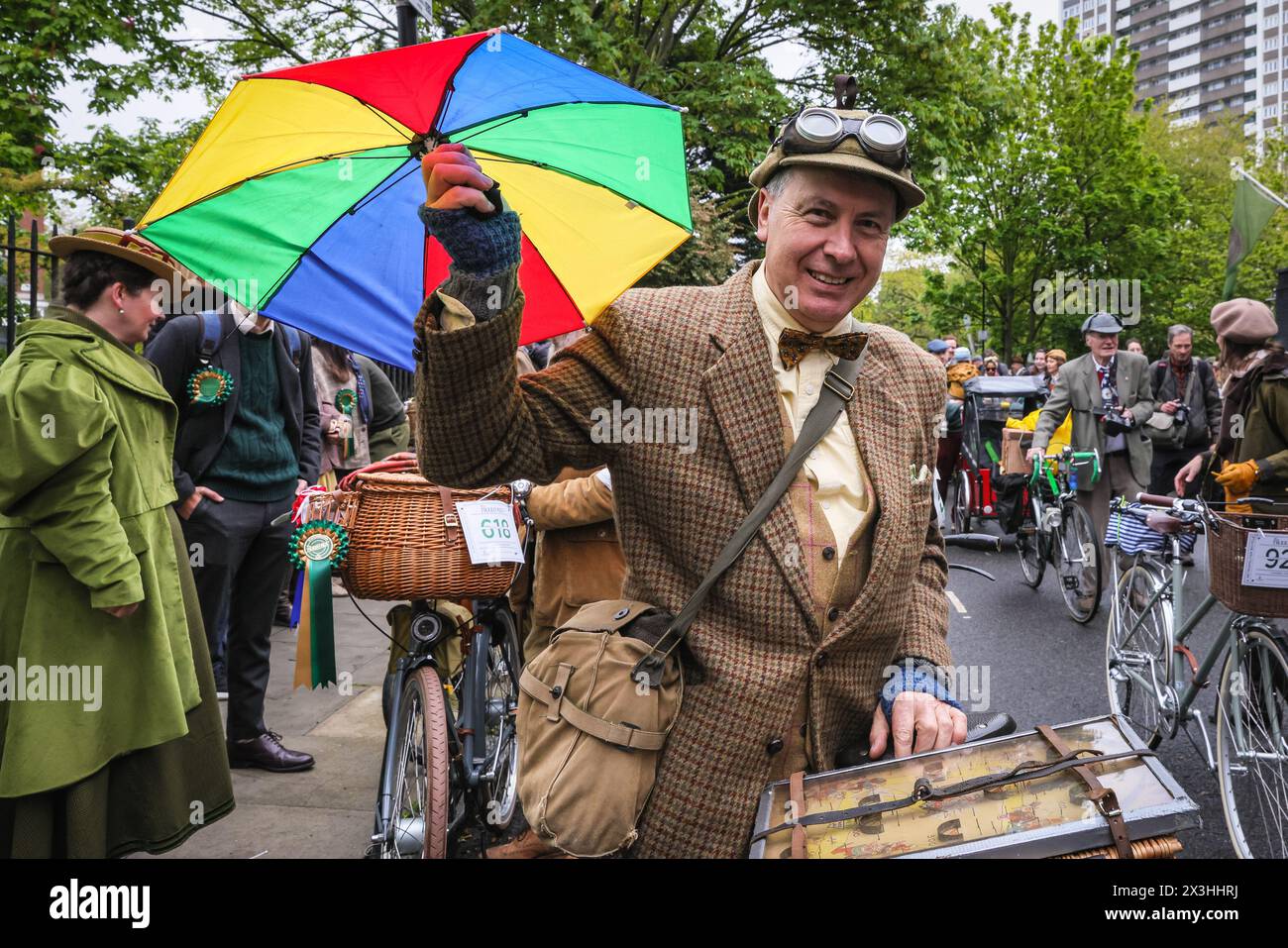 London, UK, 27th April 2024. Participants at the early morning start ...