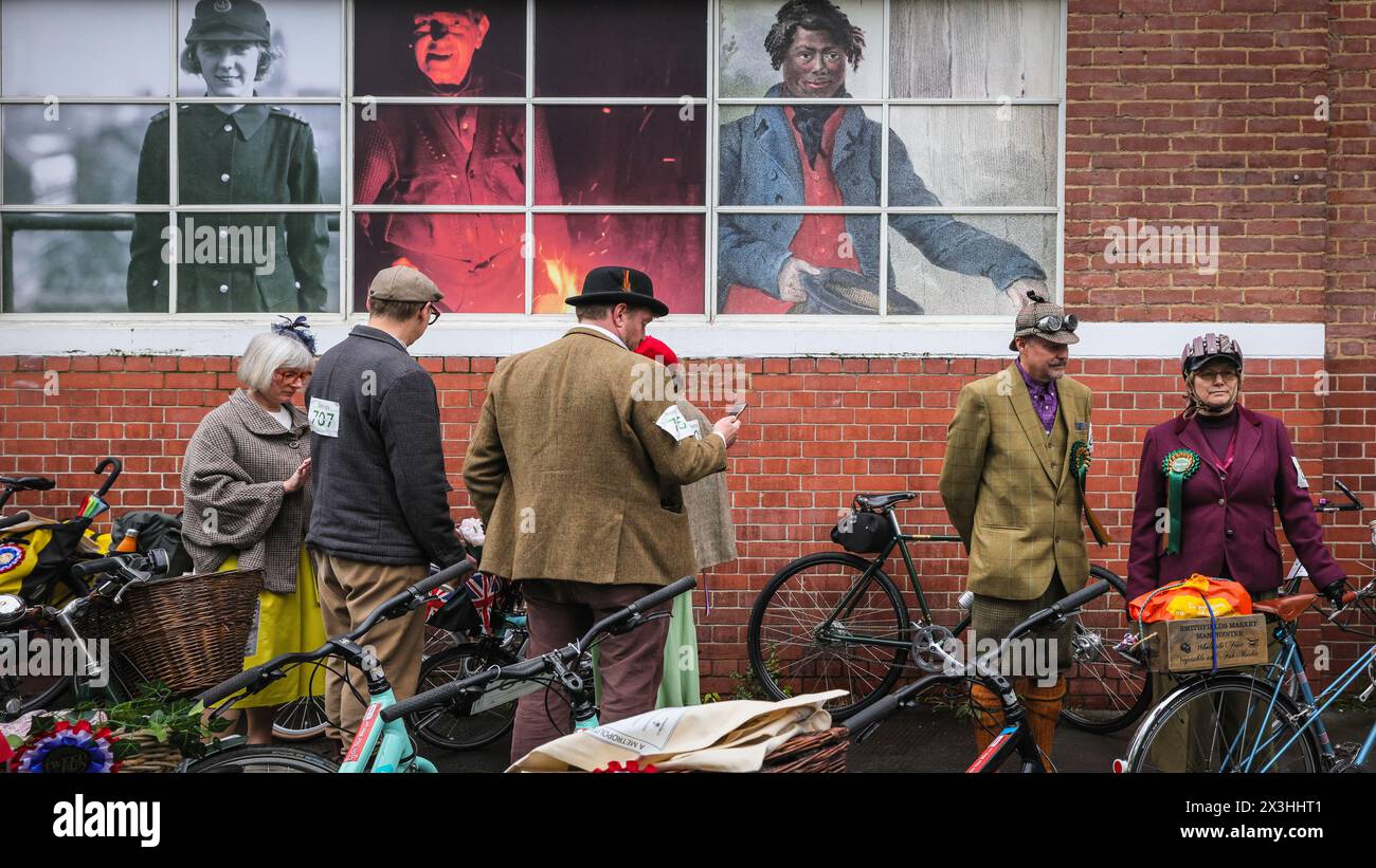 London, UK, 27th April 2024. Participants at the early morning start ...
