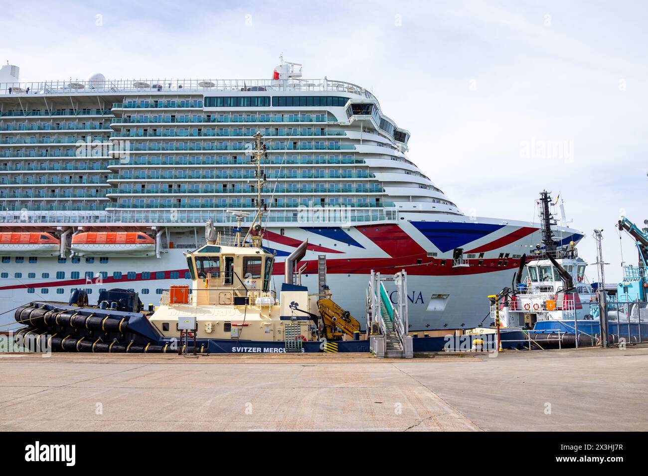 Iona at dock in southampton Stock Photo - Alamy