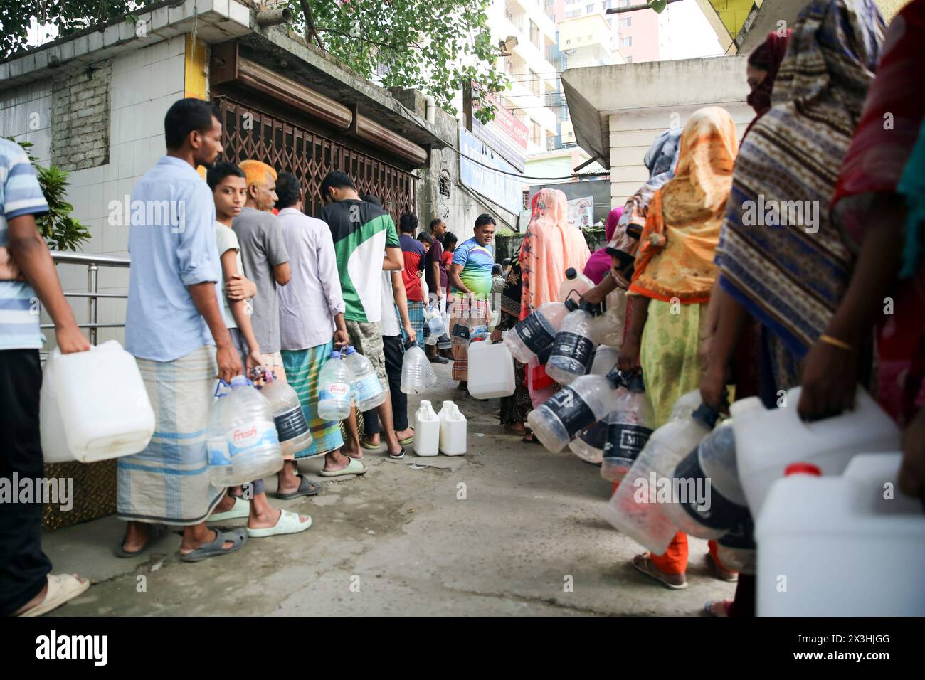 Hitzewelle verursacht Wassernot in Bangladesch People collect drinking ...