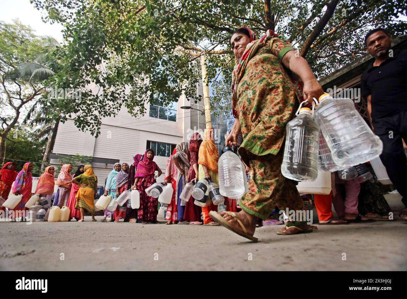 Hitzewelle verursacht Wassernot in Bangladesch People collect drinking ...