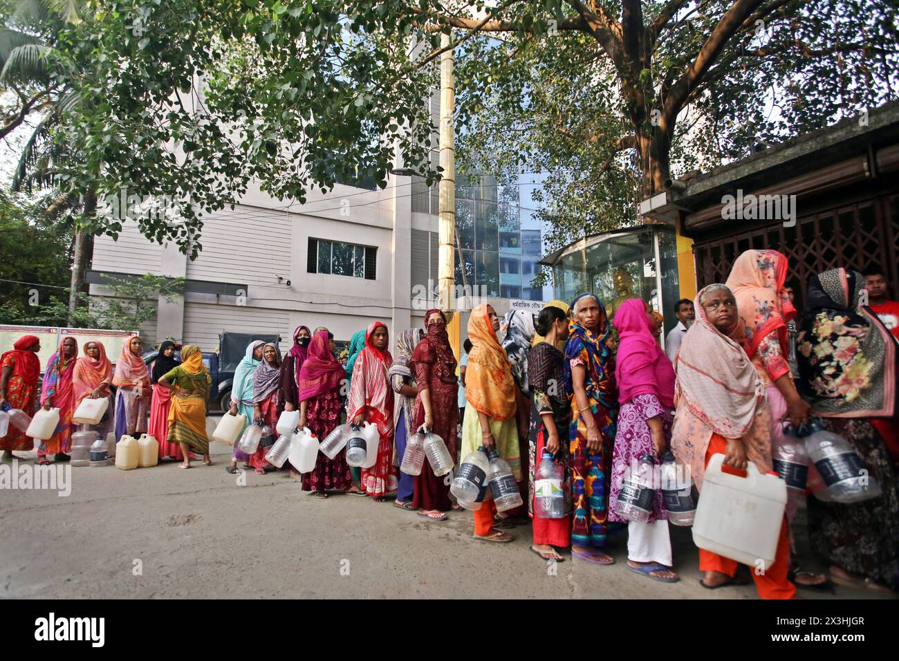 Hitzewelle verursacht Wassernot in Bangladesch People collect drinking ...