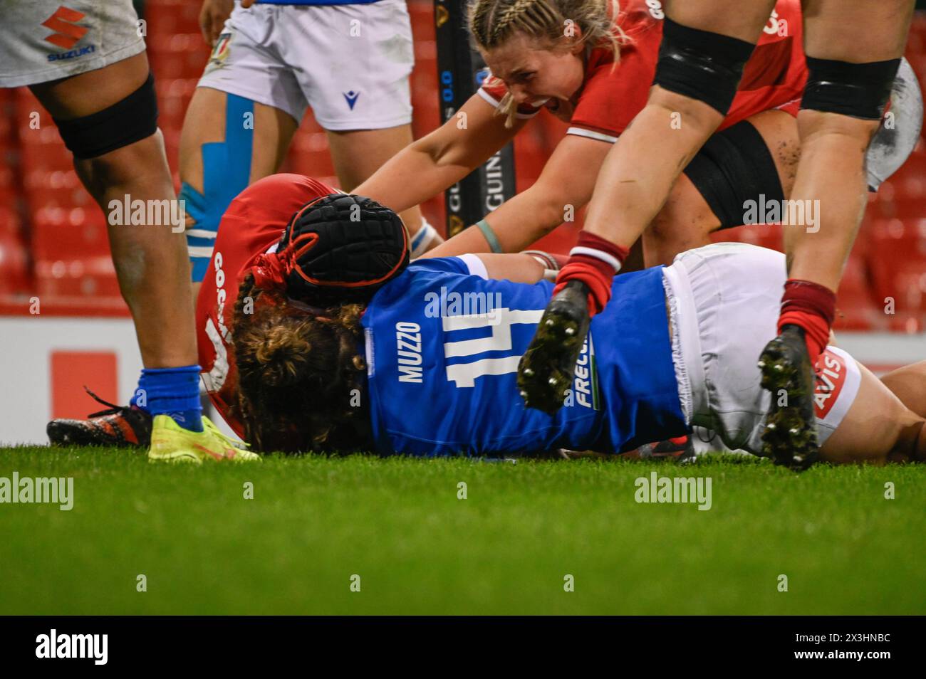 Cardiff, Wales. 27th April 2024. Carys Phillips scores try during the ...