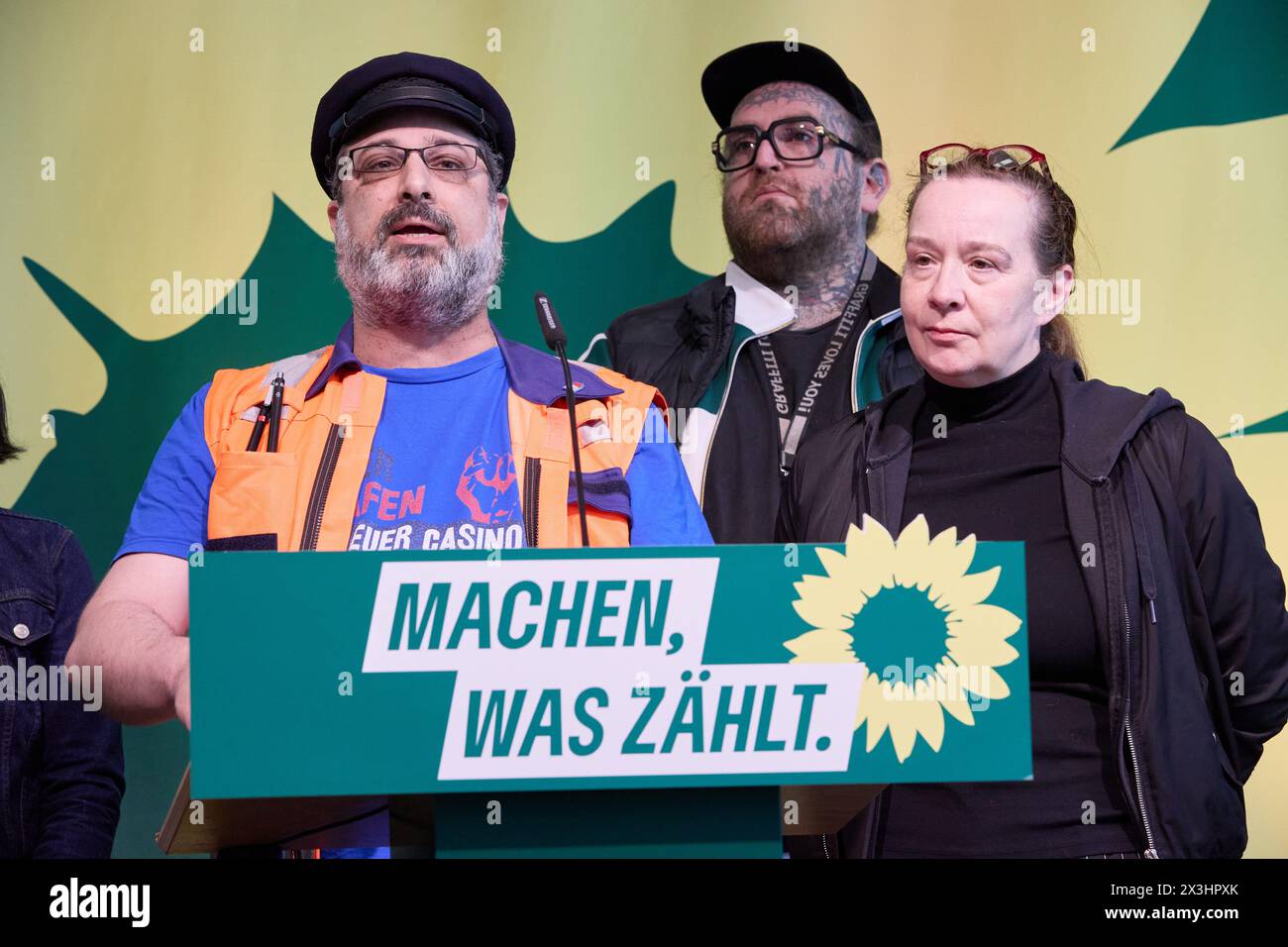 Hamburg, Germany. 27th Apr, 2024. Malte Klingforth (l), Chairman of the ...