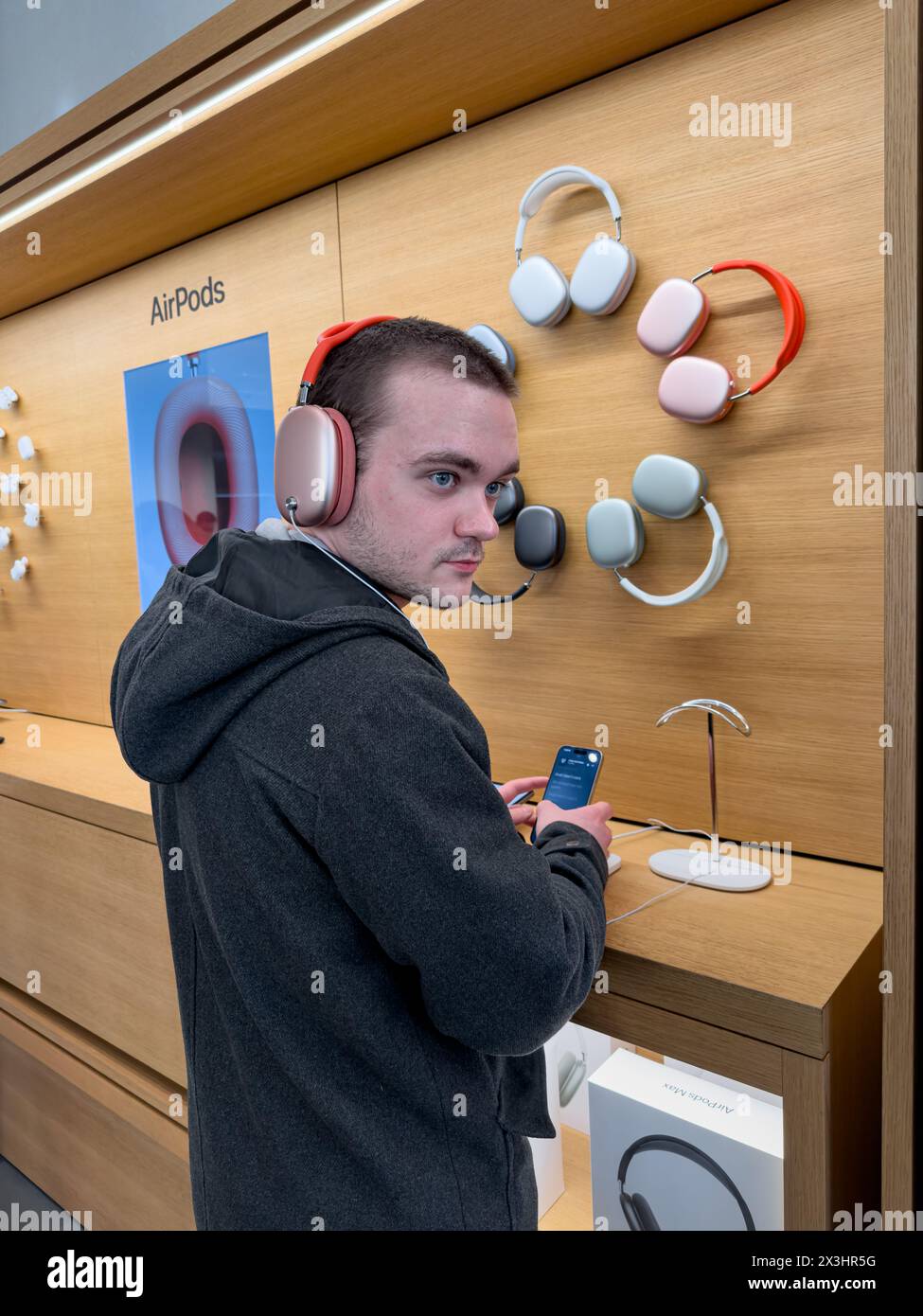 Apple airpods max hi-res stock photography and images - Alamy