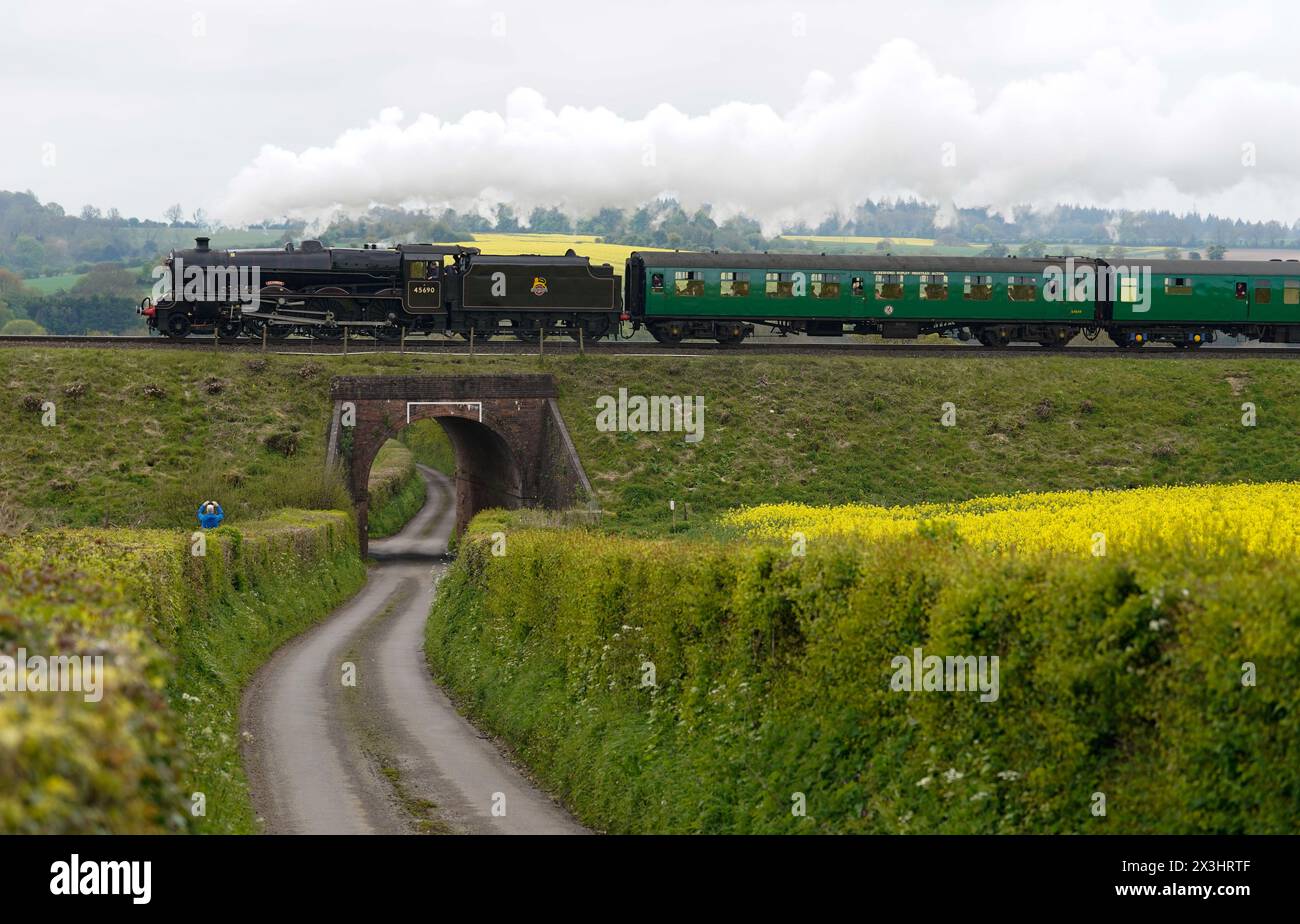 LMS Jubilee Class steam locomotive no.45690 'Leander', pulls carriages ...