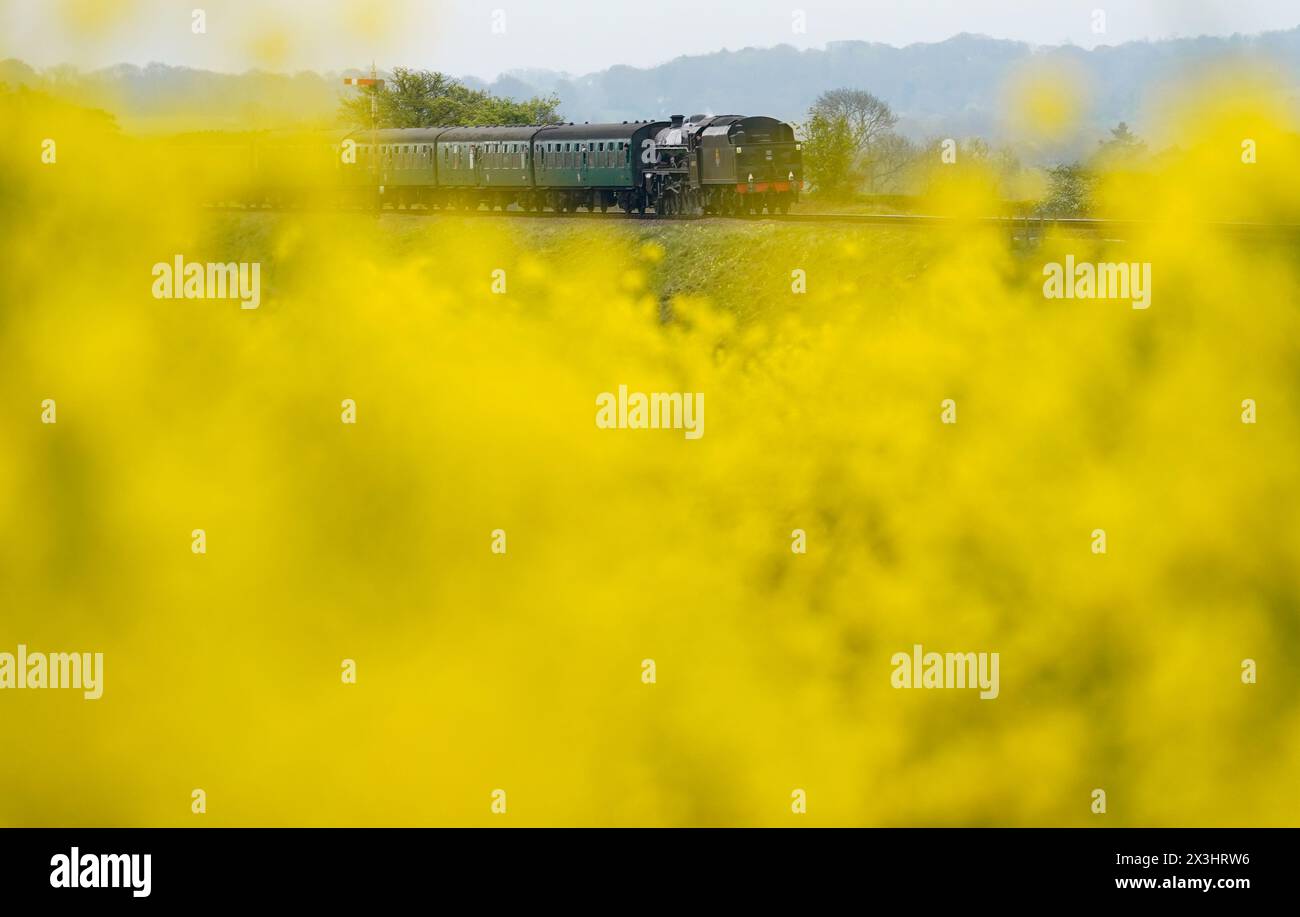 LMS Jubilee Class steam locomotive no.45690 'Leander', pulls carriages ...