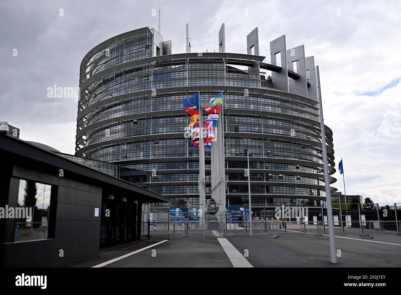 Flaggen der ukraine und der eu hi-res stock photography and images - Alamy