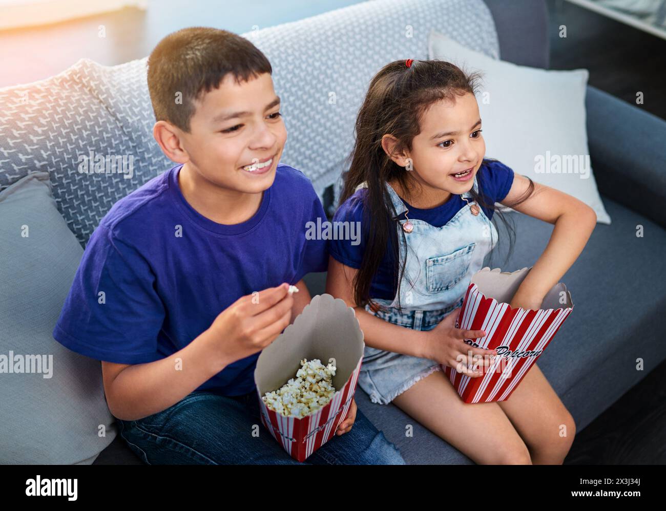 Children popcorn television excited hi-res stock photography and images ...