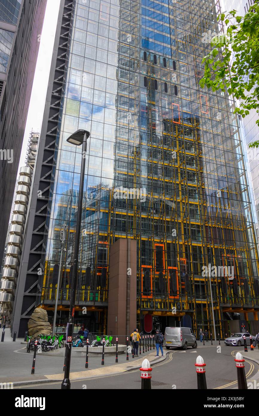 The Leadenhall Building, tower block, office block with visible lifts ...