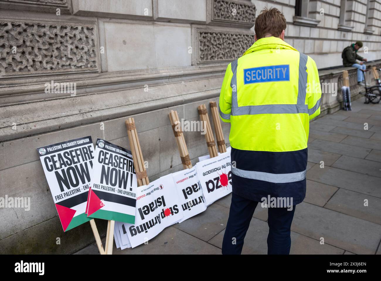 London, United Kingdom. 27 APR, 2024. Security Guard looks over pro ...