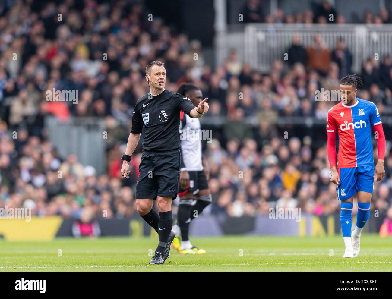 Stuart atwell referee hi-res stock photography and images - Alamy