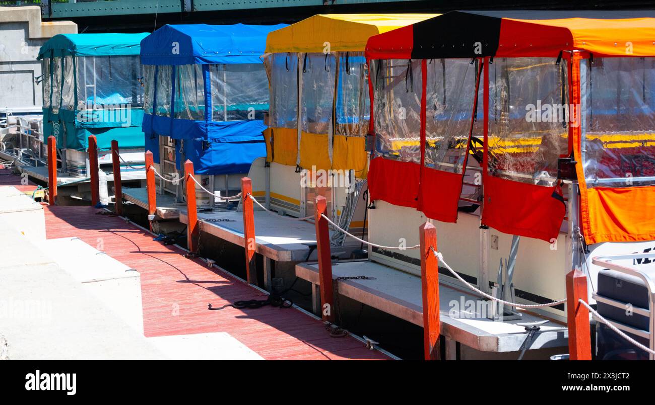 Tour boats lined up hi-res stock photography and images - Alamy