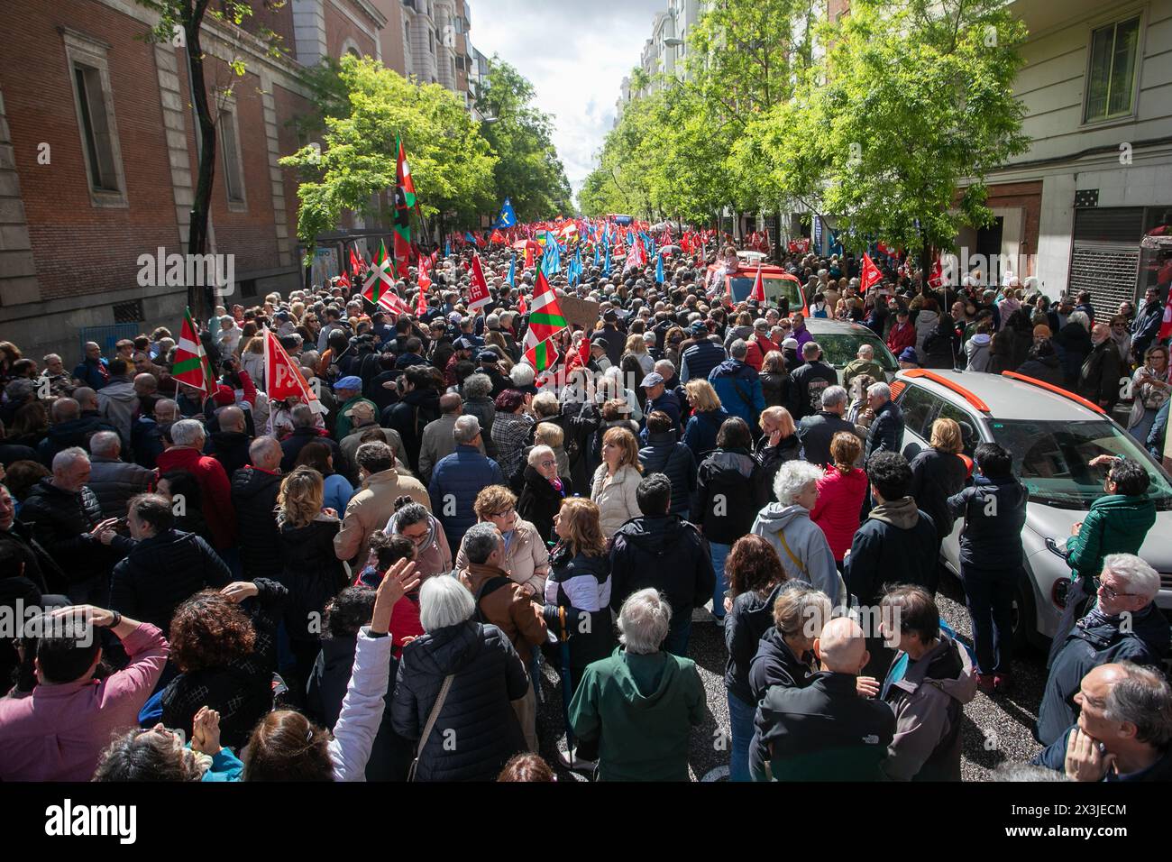 Madrid, Spain. 27th Apr, 2024. Hundreds of protesters gather on Ferraz ...