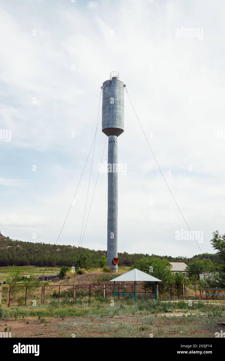 Metal water tower hi-res stock photography and images - Alamy