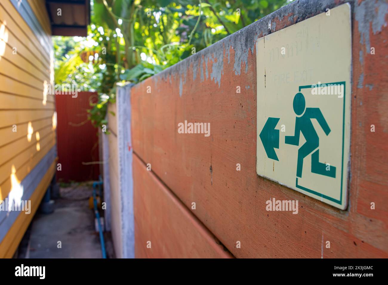 Dead end sign and barrier hi-res stock photography and images - Alamy