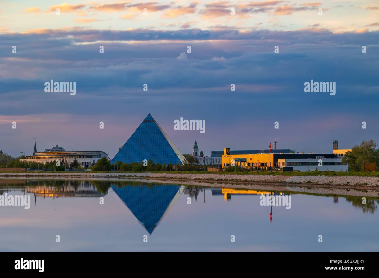 Lost-Place in Franken Das ehemalige Hotel-Pyramide am Europakanal in ...