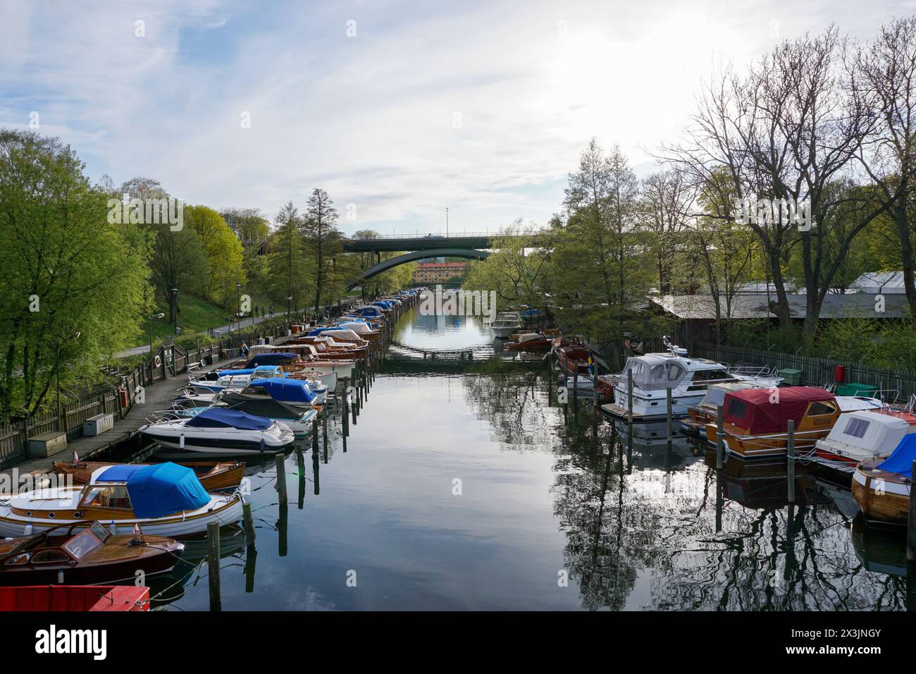 Canal lined docked boats hi-res stock photography and images - Alamy