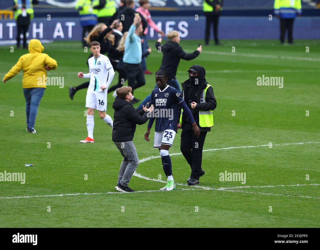 The Den, Bermondsey, London, UK. 27th Apr, 2024. EFL Championship ...