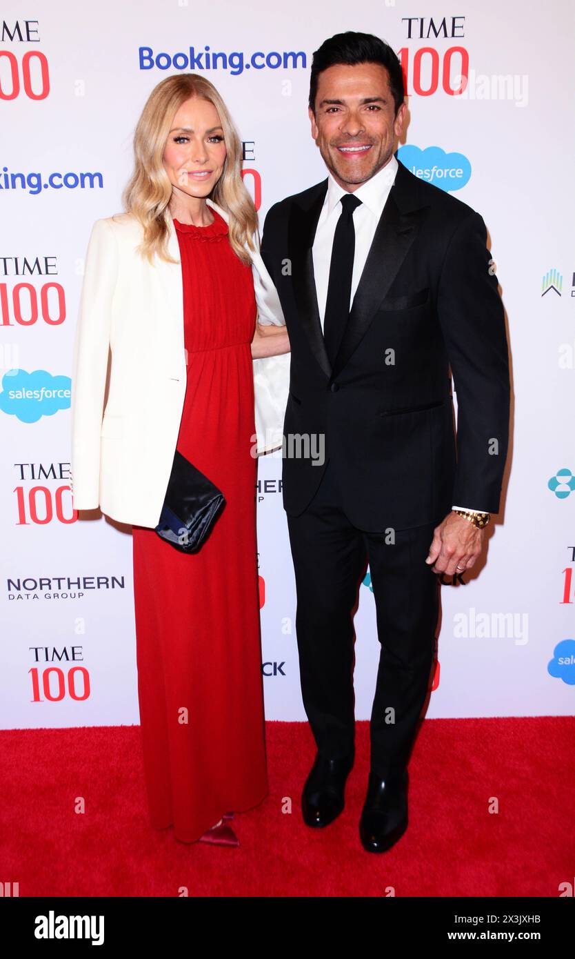 25 April 2024 - New York, New York - Kelly Ripa and Mark Consuelos ...