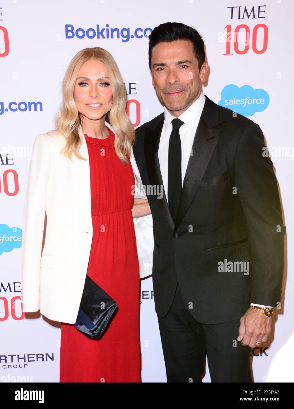 25 April 2024 - New York, New York - Kelly Ripa and Mark Consuelos ...