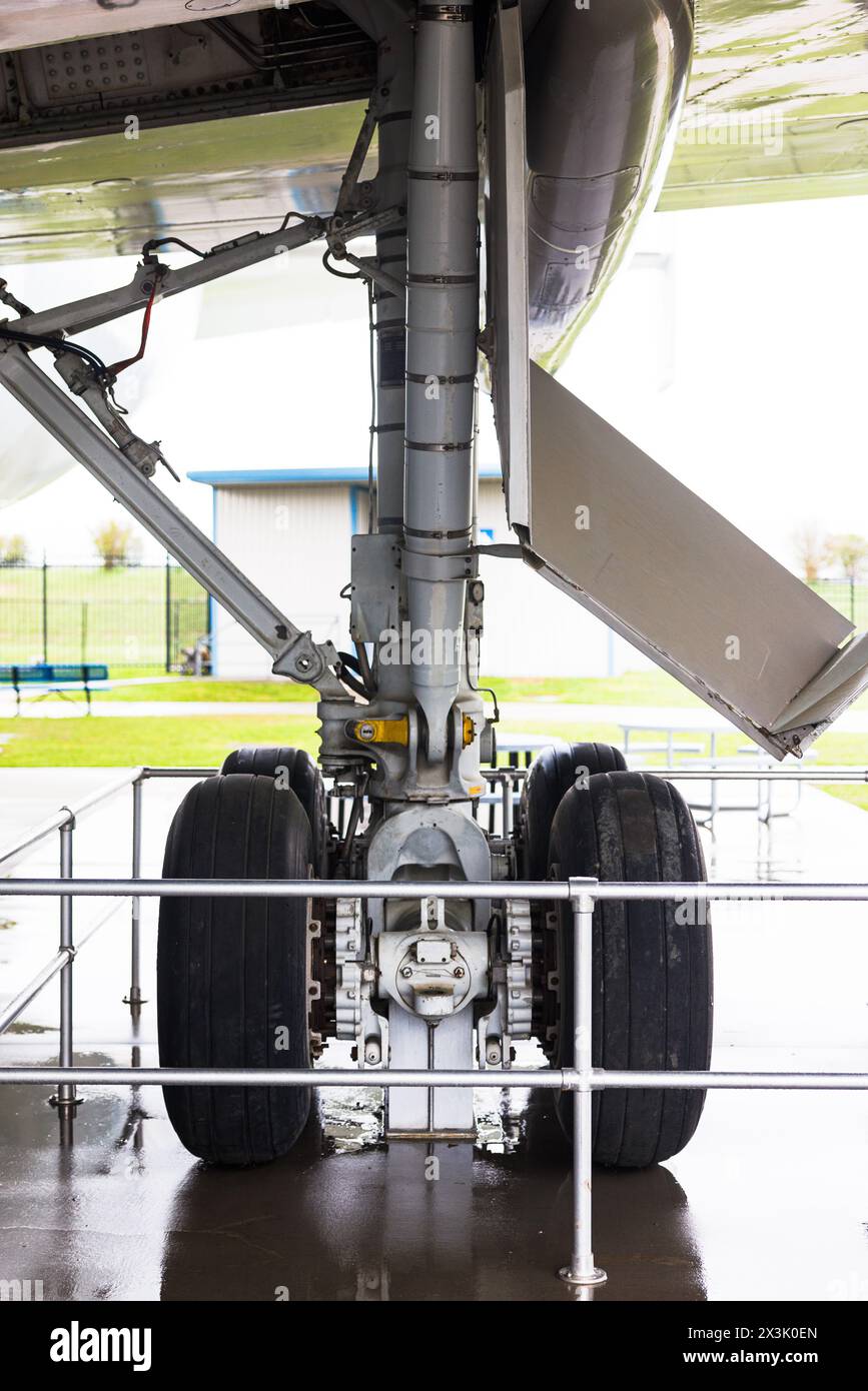 landing gear detailed close up, johnson space center, houston, texas ...
