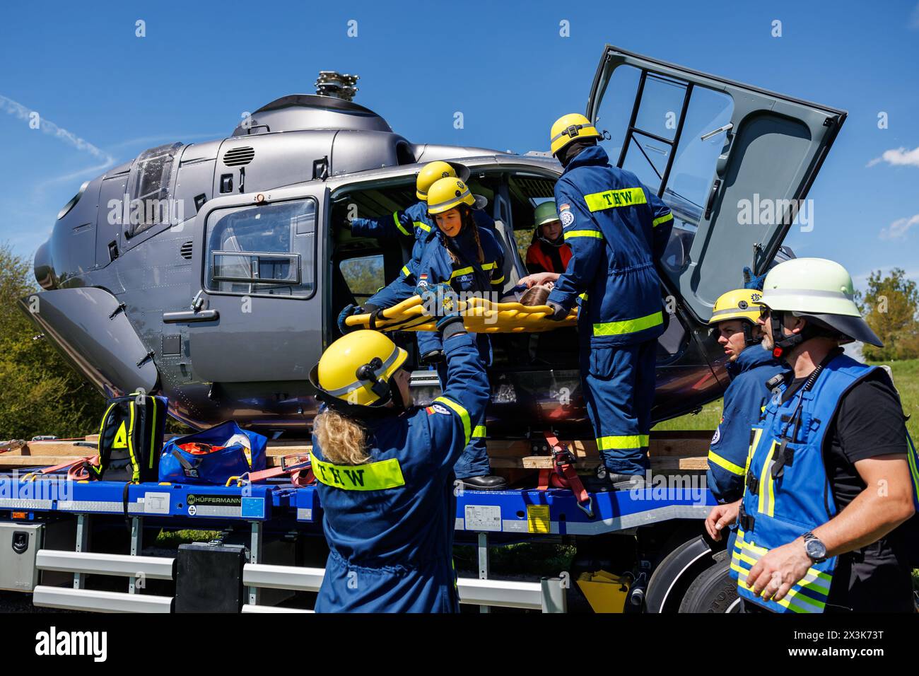 Ehingen, Germany. 27th Apr, 2024. Volunteers from the Federal Agency ...