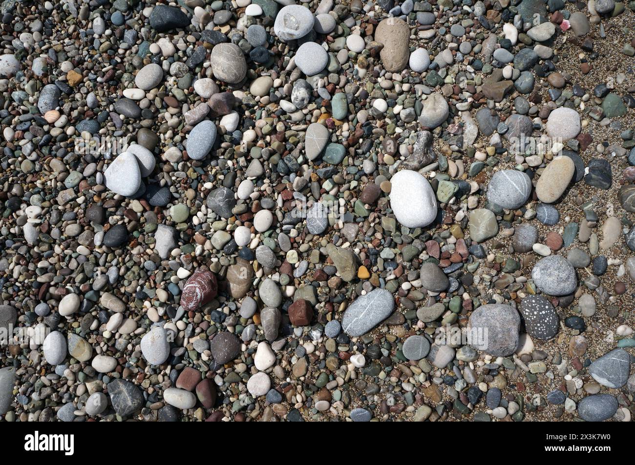 Steine am Strand Stock Photo - Alamy