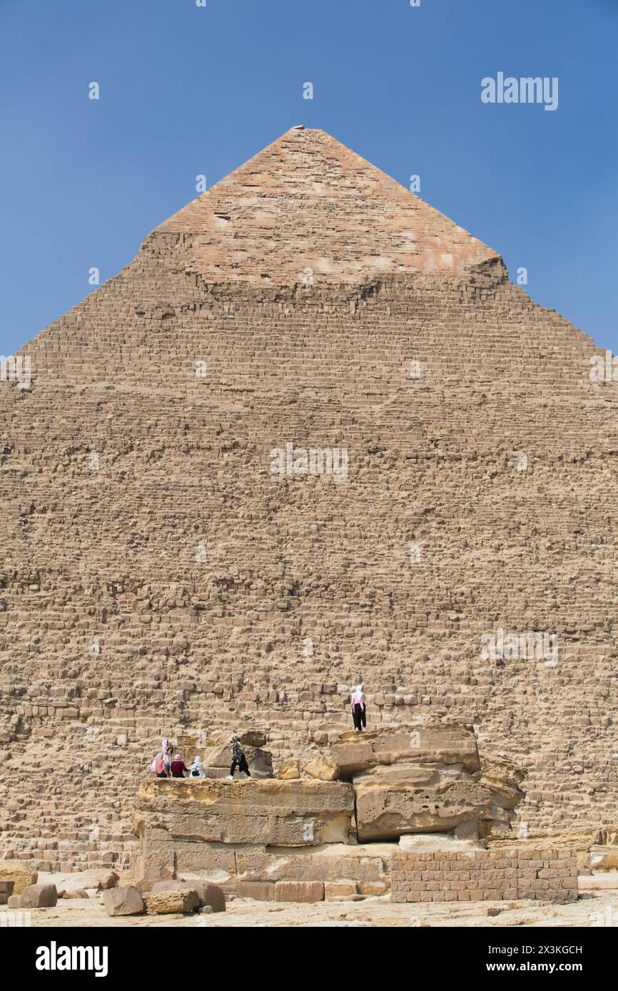 Tourists, Khafre Pyramind (background), Great Pyramids of Giza, UNESCO ...