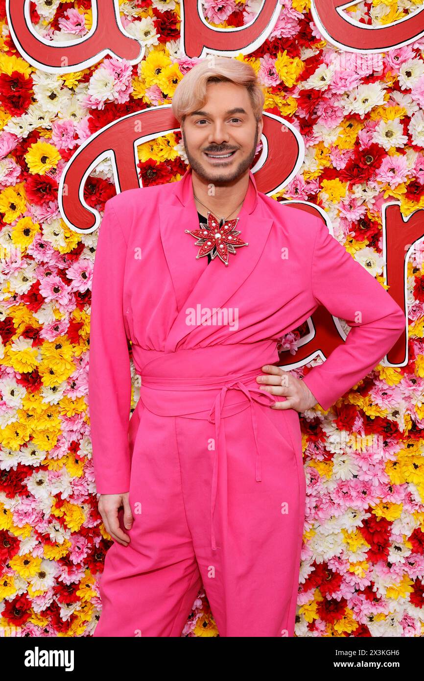 TV-Persönlichkeit Sam Dylan beim Erdbeer- und Spargelfest auf dem ...