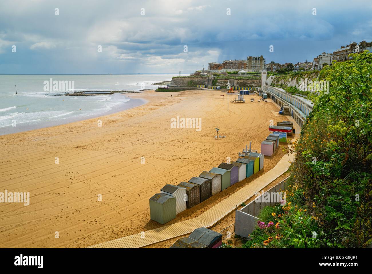 Beach huts along the beautiful sandy Viking Bay beach in Broadstairs ...