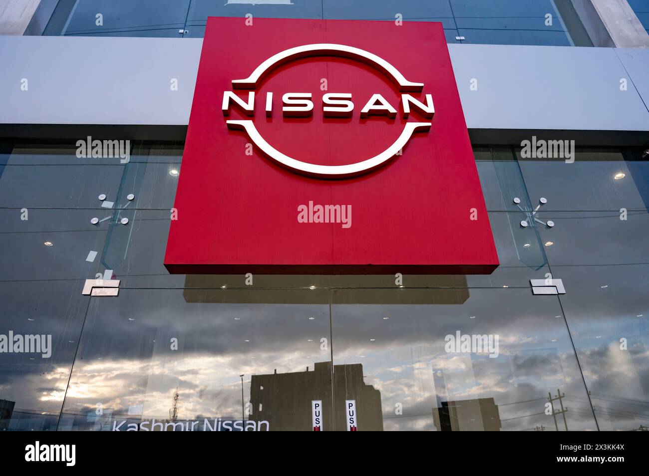 Nissan signs hi-res stock photography and images - Alamy