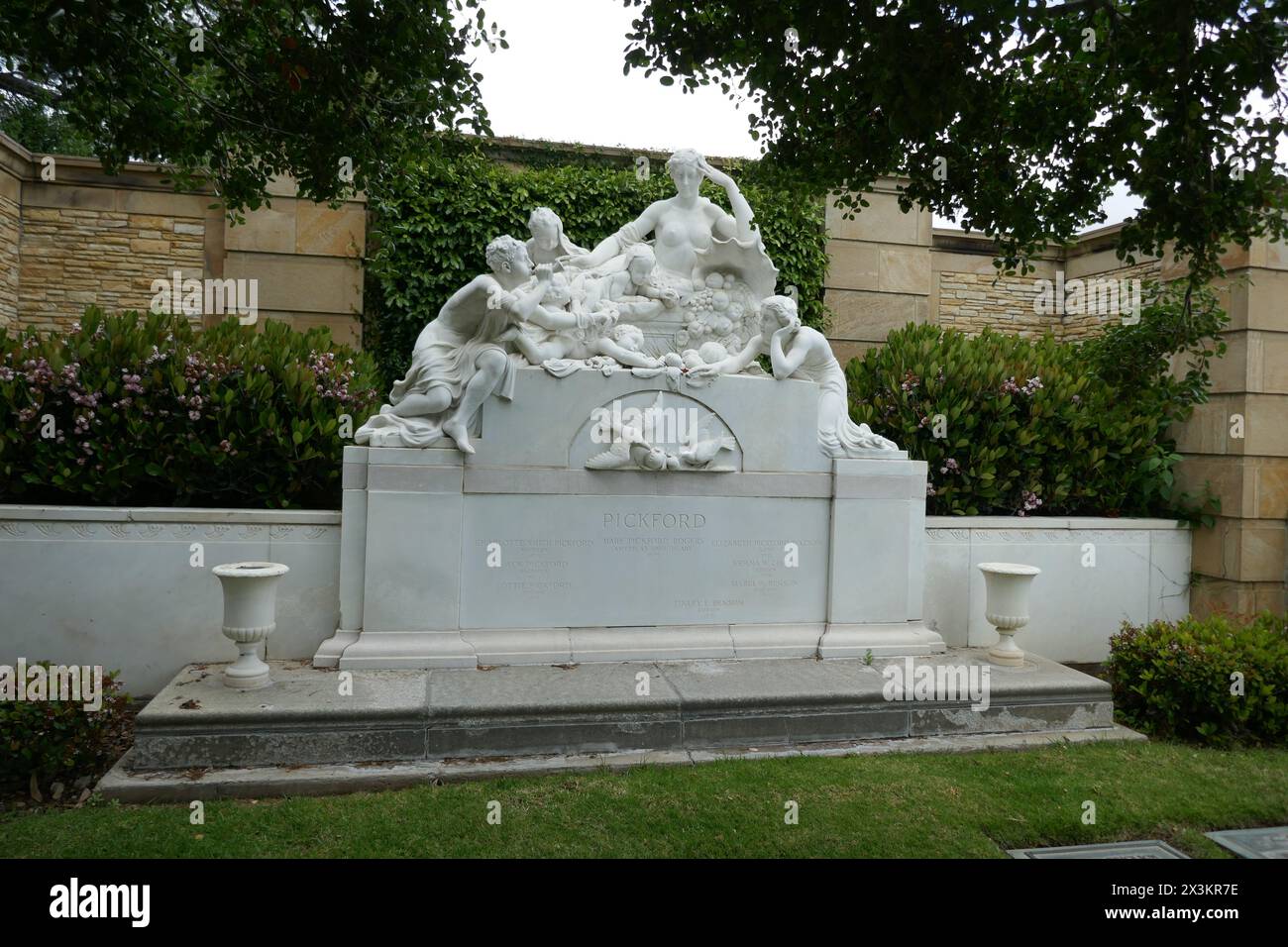 Glendale, California, USA 26th April 2024 Actress Mary Pickford Grave Distinguished Memorial ...