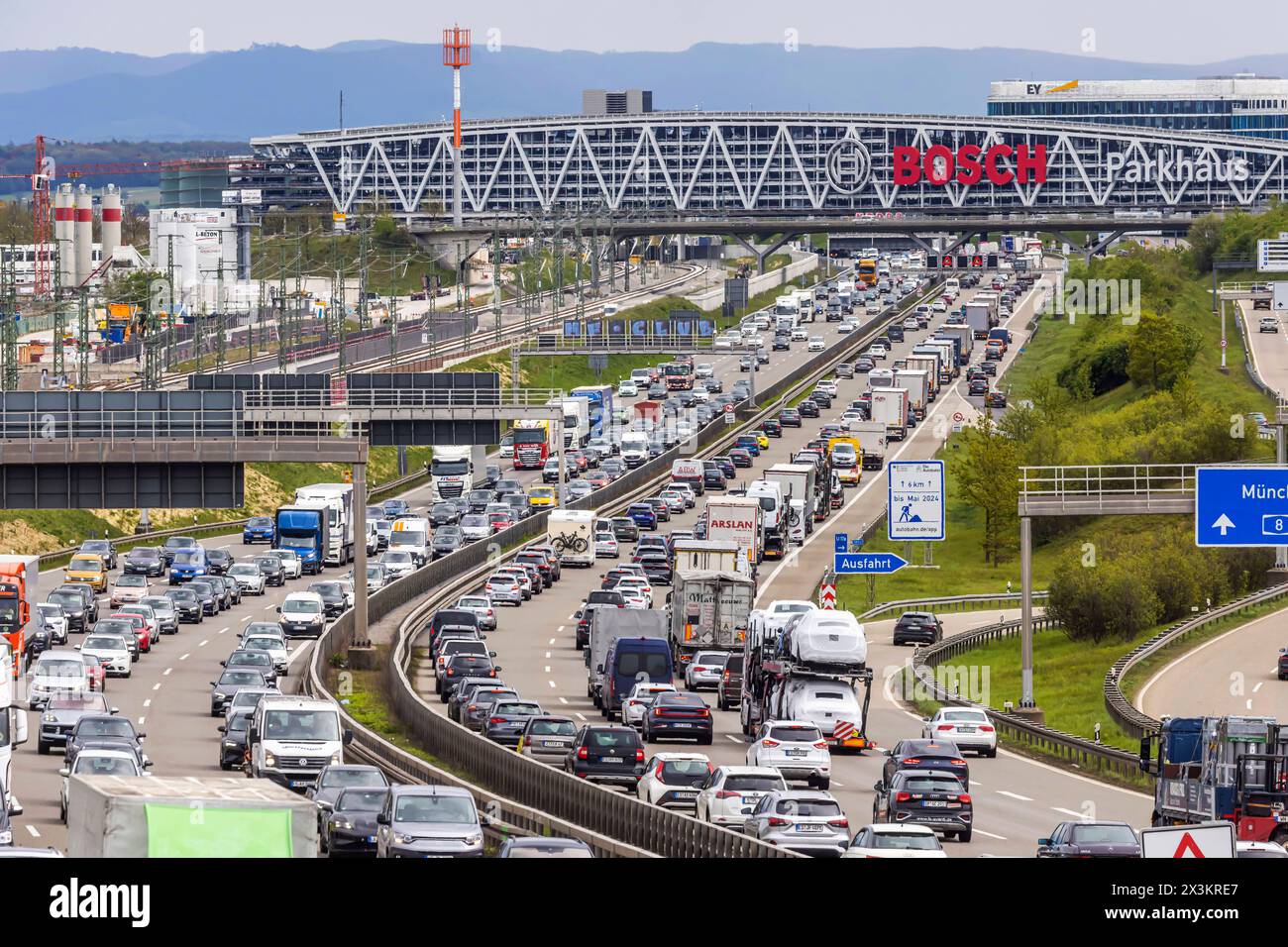 Autobahn A8 am Flughafen Stuttgart mit Bosch-Parkhaus. Die 440 Meter ...