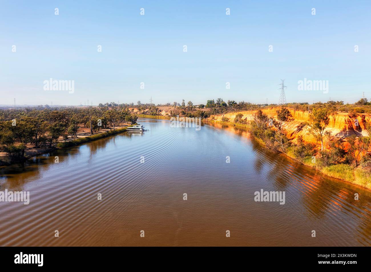 Murray river slow waters by Red Cliffs clay shores between Victoria and ...