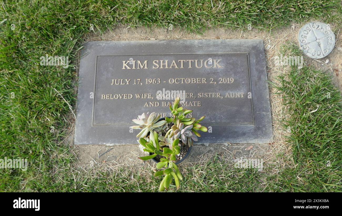 Glendale, California, USA 26th April 2024 Singer Kim Shattuck Grave in ...