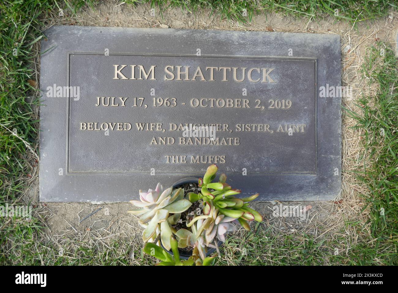 Glendale, California, USA 26th April 2024 Singer Kim Shattuck Grave in ...